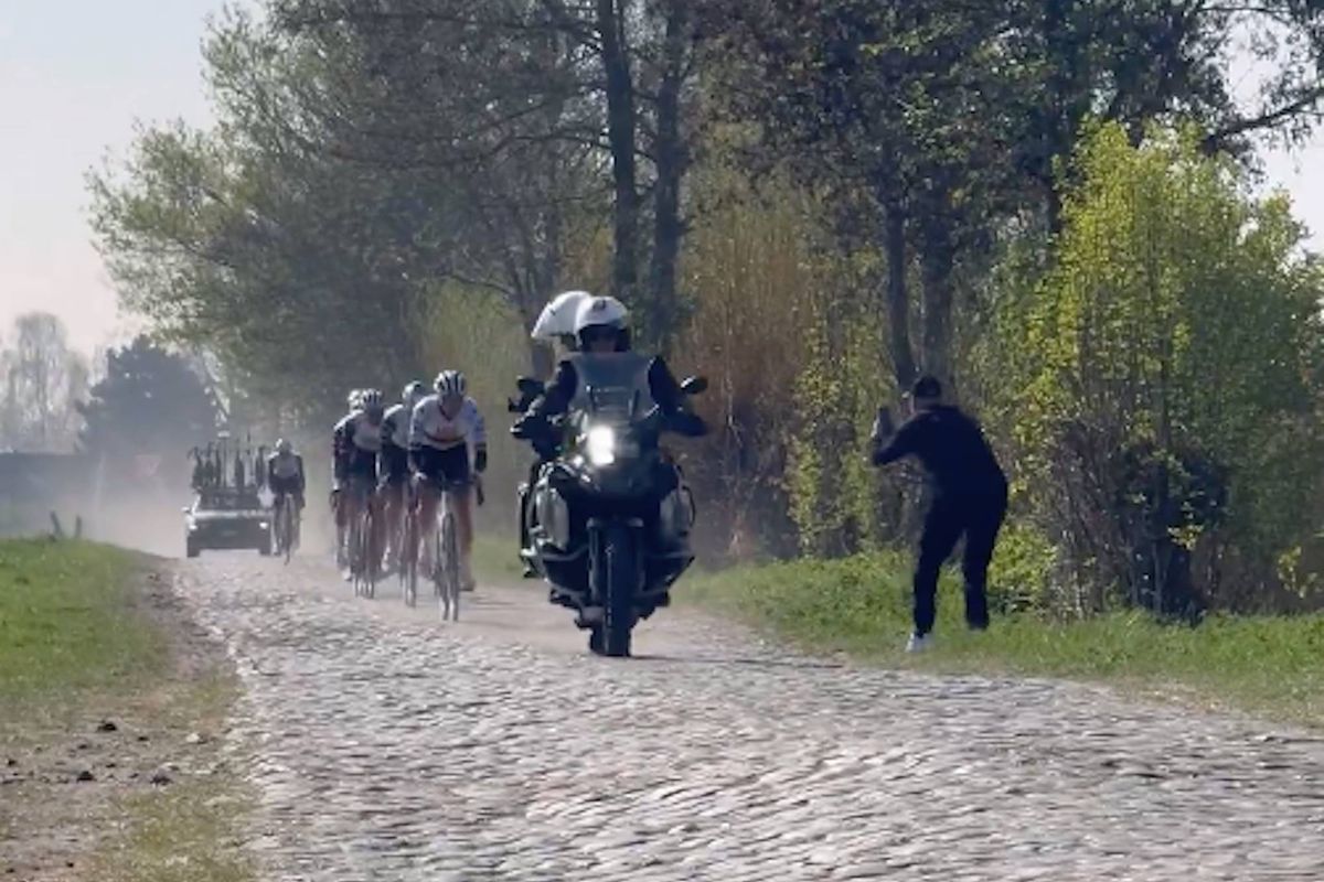 📹 There's the world champion! Roubaix debutant Pogacar explores the ...