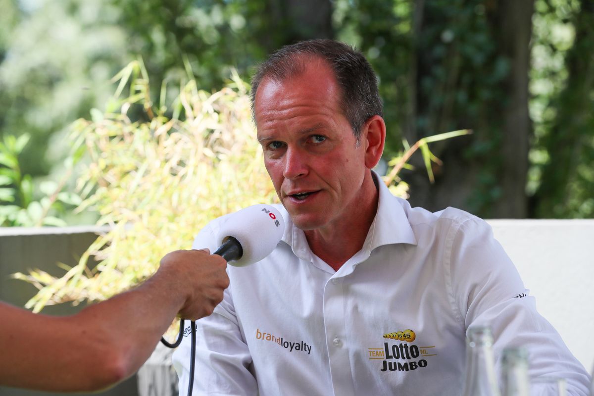 'Als het fout gaat, krijgt degene die niet uit de voetballerij komt ...