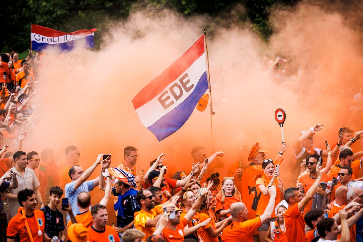 [Video] Nederlandse en Engelse supporters met elkaar op de vuist; BBC ...