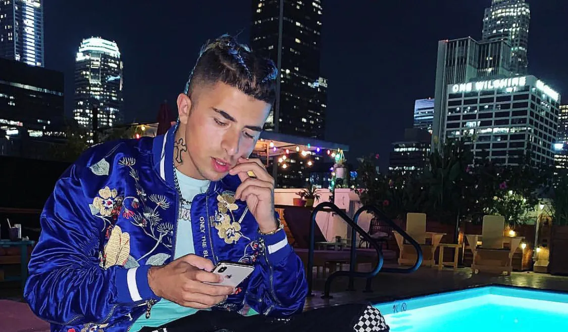 Rarri gooit het over een andere boeg op nieuwe track Blue Checks