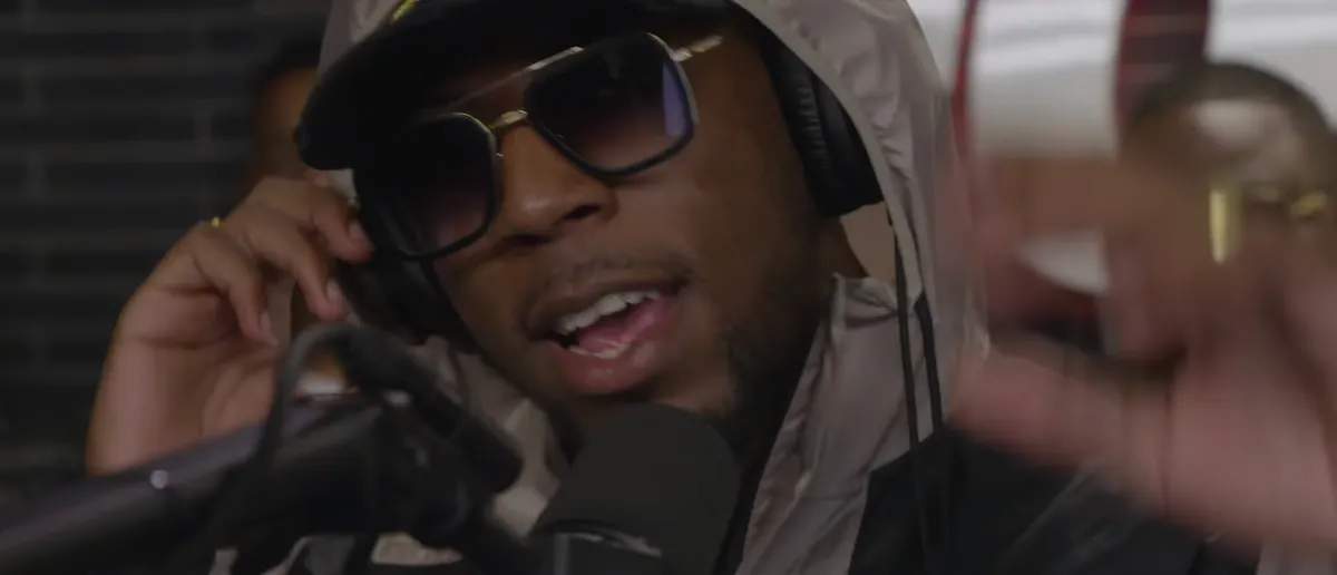 JoeyAK neemt heel Holendrecht mee naar 101Barz voor een studiosessie