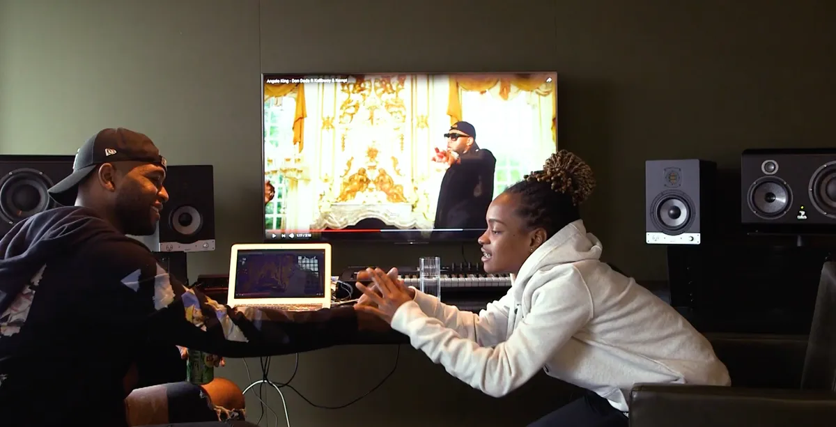 Angelo King laat nieuwe muziek horen aan reggae-sensatie Koffee