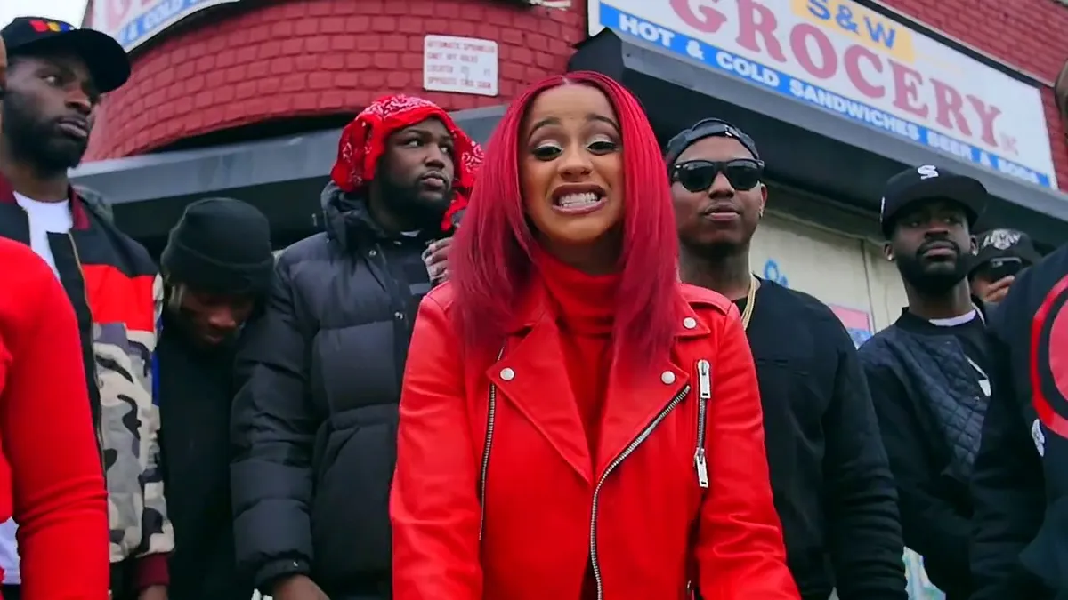 Cardi B reageert op berichten dat ze Nine Trey Blood lid zou zijn