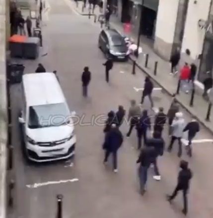 Milwall-hooligans dringen pub binnen waar Sunderland-fans zich bevinden ...