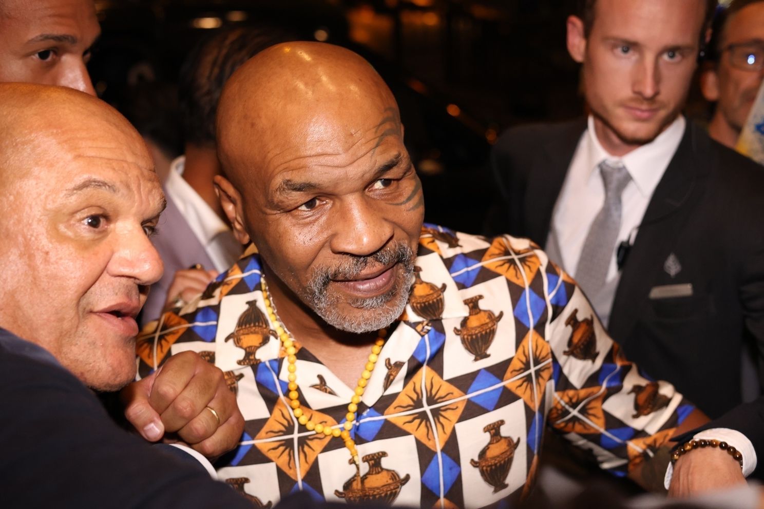 Mike Tyson onthult hoe hij 30 miljoen verdiende door het afbijten van ...