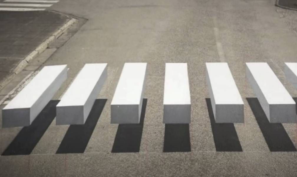 3D-zebrapad, ontworpen om het verkeer af te remmen, laat iedereen ...