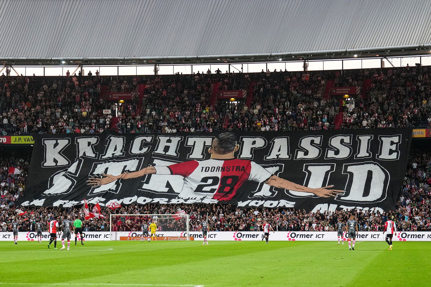 Supporters eren Toornstra met fraai spandoek | FR12.nl