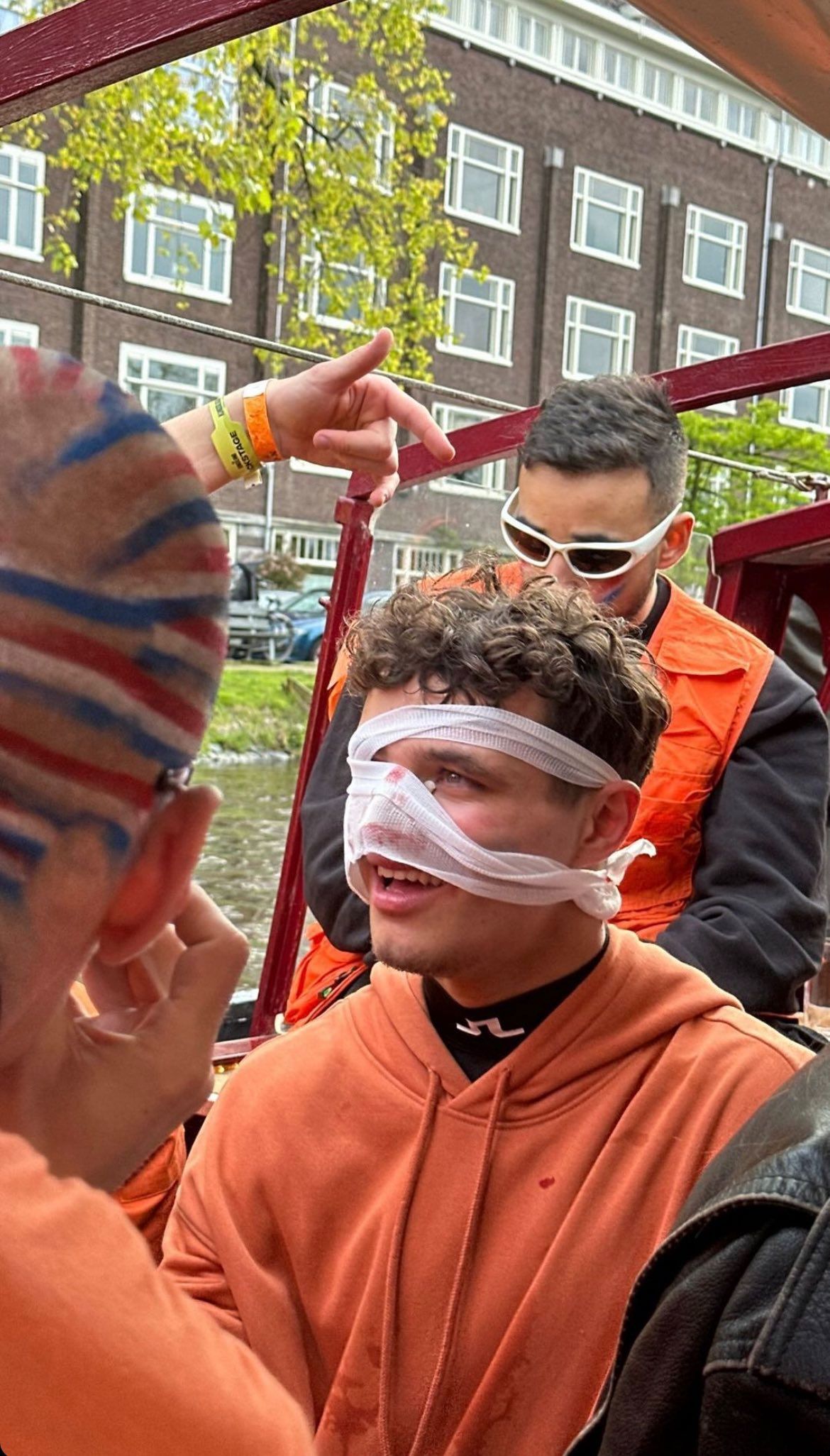 In beeld: Lando Norris lijkt gebroken neus op te lopen tijdens ...