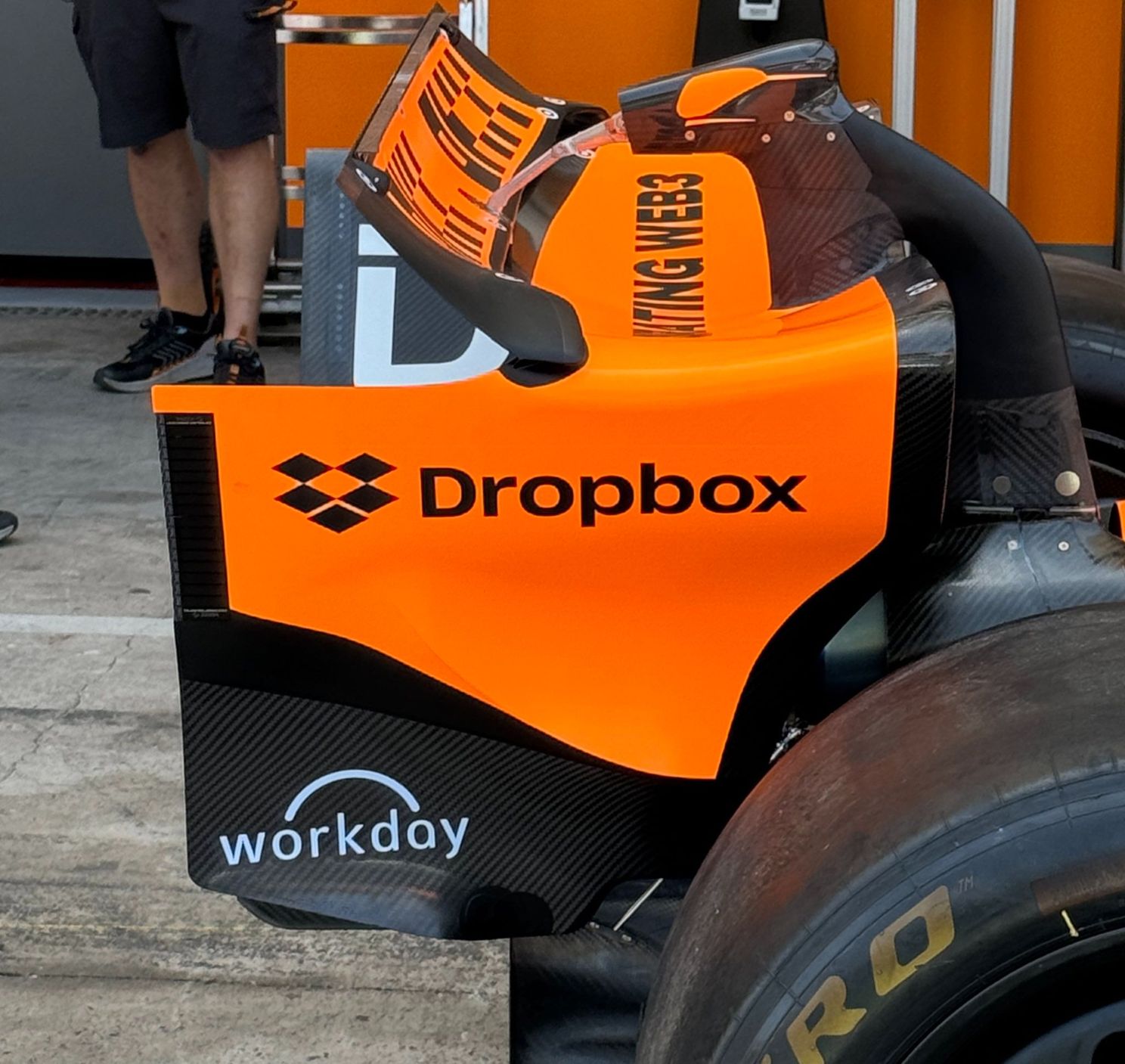 McLaren verrast paddock en introduceert nieuw type achtervleugel voor ...