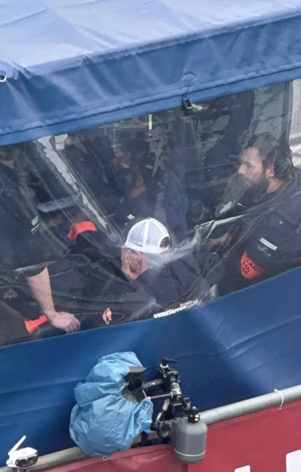 In beeld: een gebroken Max Verstappen na zijn DNF in de 24 uur van de ...