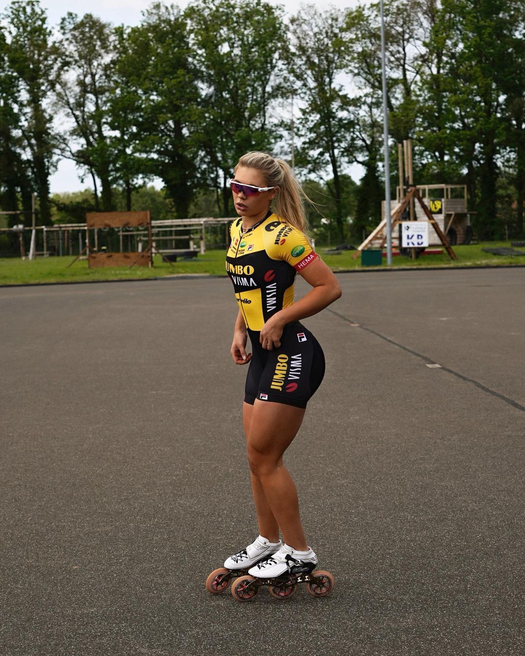 Wielrenpakje Jutta Leerdam laat per ongeluk te veel zien | LOESOE