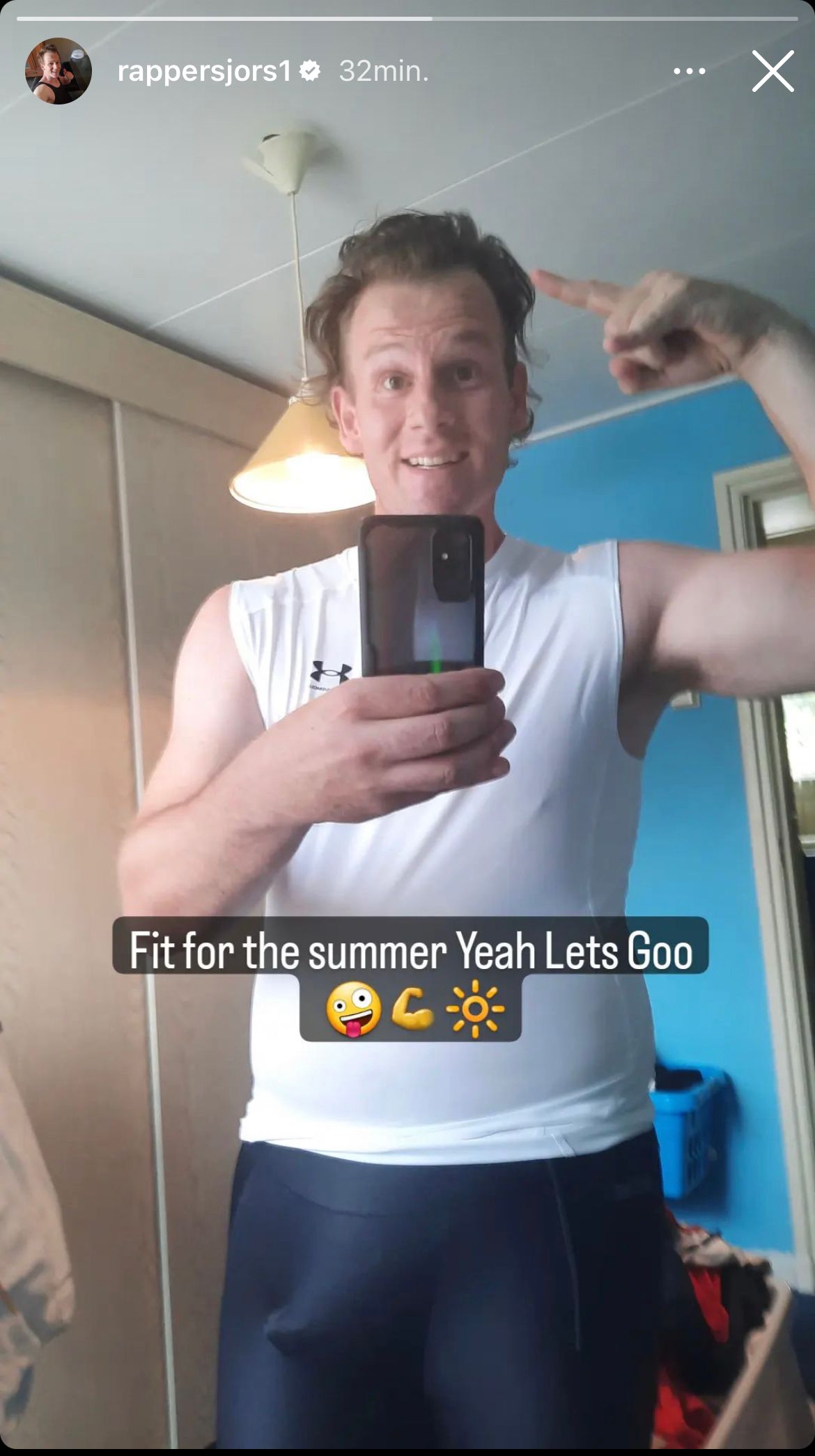 Rapper Sjors draagt een iets te strak broekje en laat zijn knakworst zien