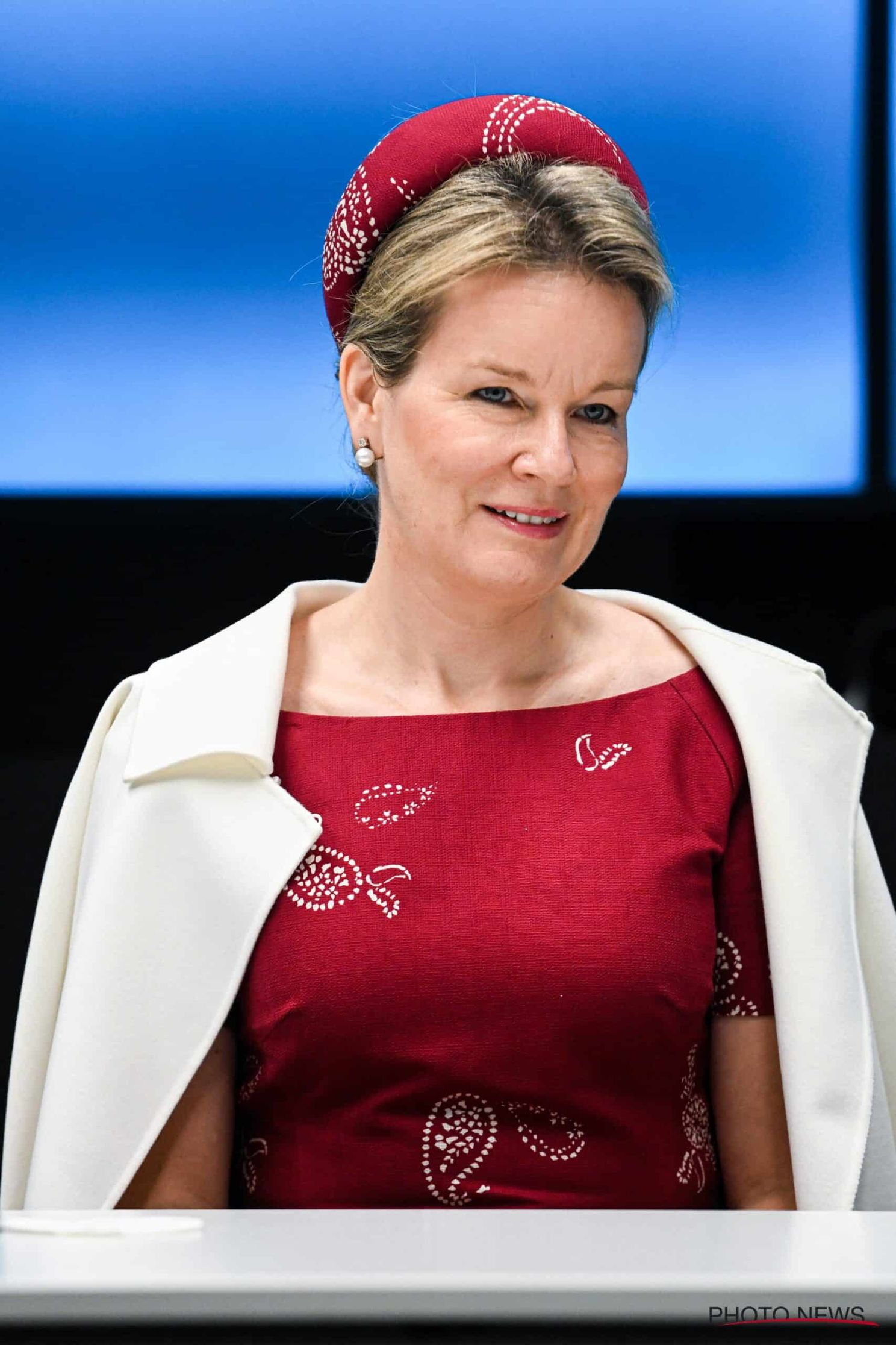 Zien: koningin Mathilde maakt erg veel indruk met "flirterige" outfit ...