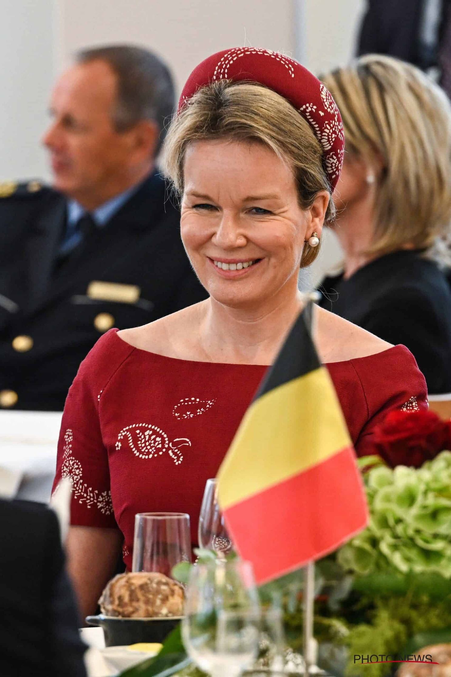 Zien: koningin Mathilde maakt erg veel indruk met "flirterige" outfit ...