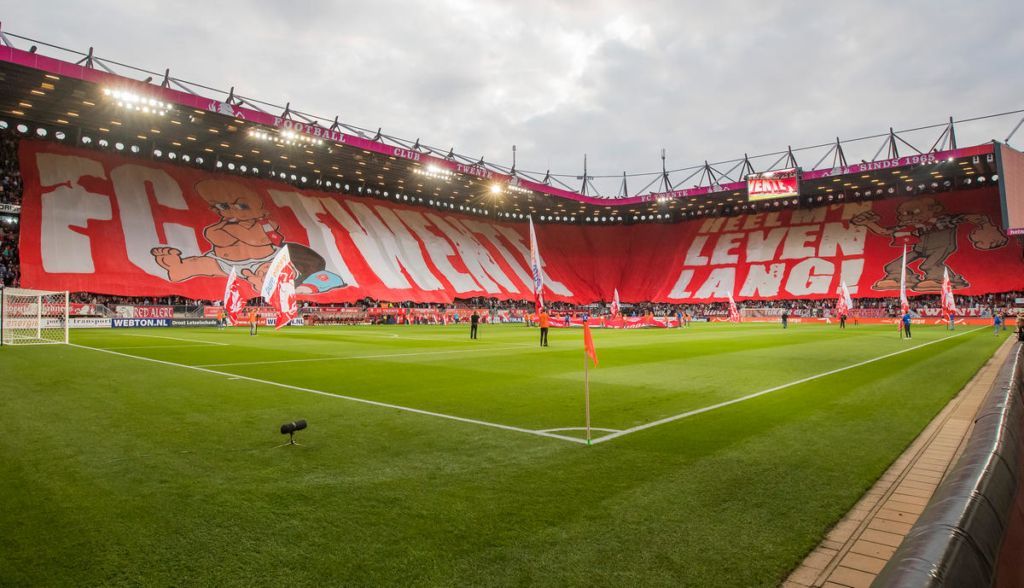 VIDEO: Nagenieten van het 240 meter lange spandoek van Ultras Vak P