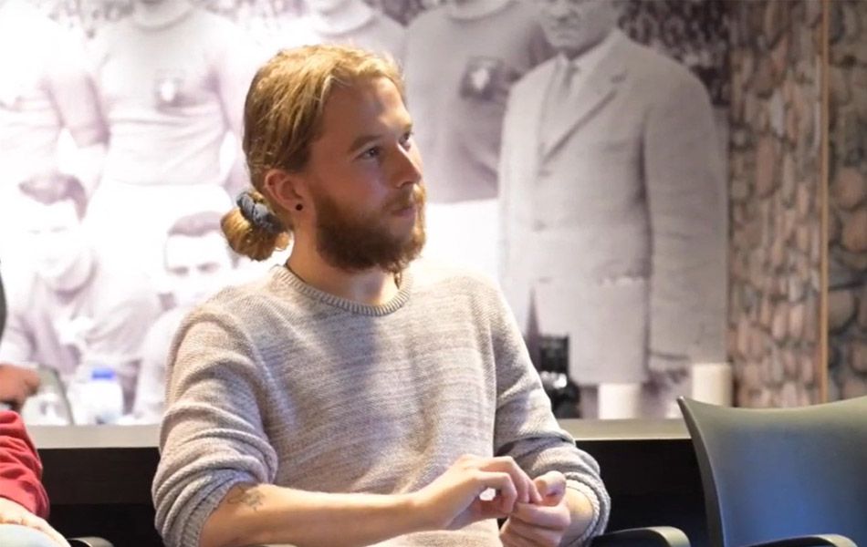 Baard, staart en oorbellen: Zo ziet Jeroen van der Lely er nu uit ...