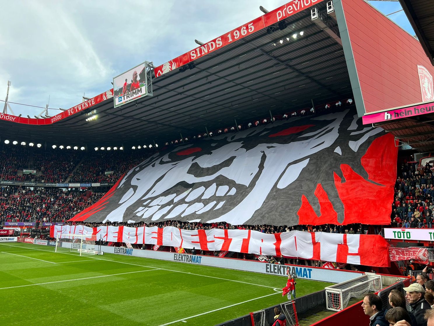 Nagenieten | Schitterende sfeeractie Vak P: Griep ze bie de strot!