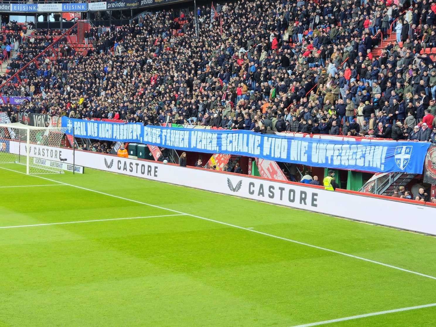 Vak-P heeft mooie boodschap voor Schalke 04 tijdens duel tegen Almere ...
