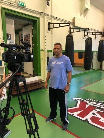 RTL Boxing Stars: Wat zegt trainer en bokslegende Gilbert Hallie ...