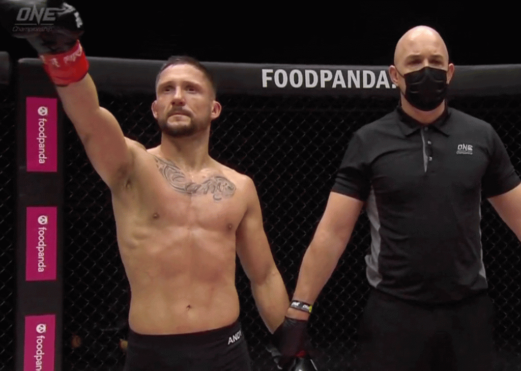 De legende is terug: Andy Souwer 'domineert' tegenstander in Singapore ...