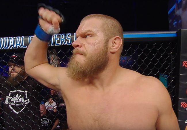 Losse handjes: MMA-vechter voor onbepaalde tijd geschorst