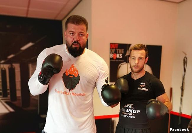 Ex-GLORY kickbokser Robbie Hageman traint reusachtige vechter