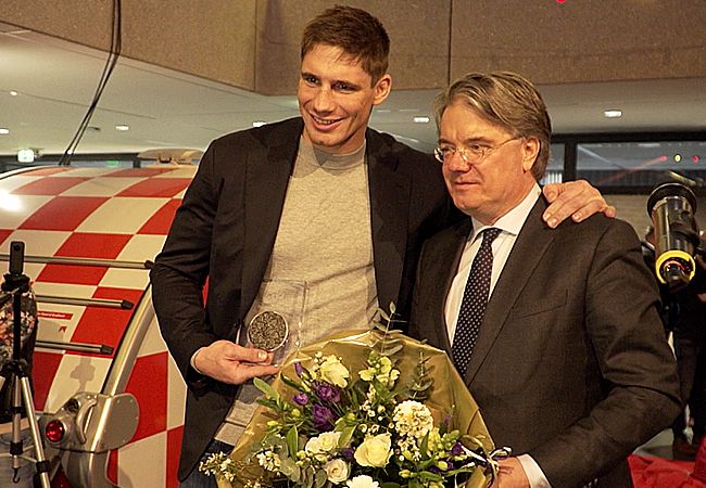 Wereldkampioen kickboksen Rico Verhoeven geëerd met prijs | Vechtsport info