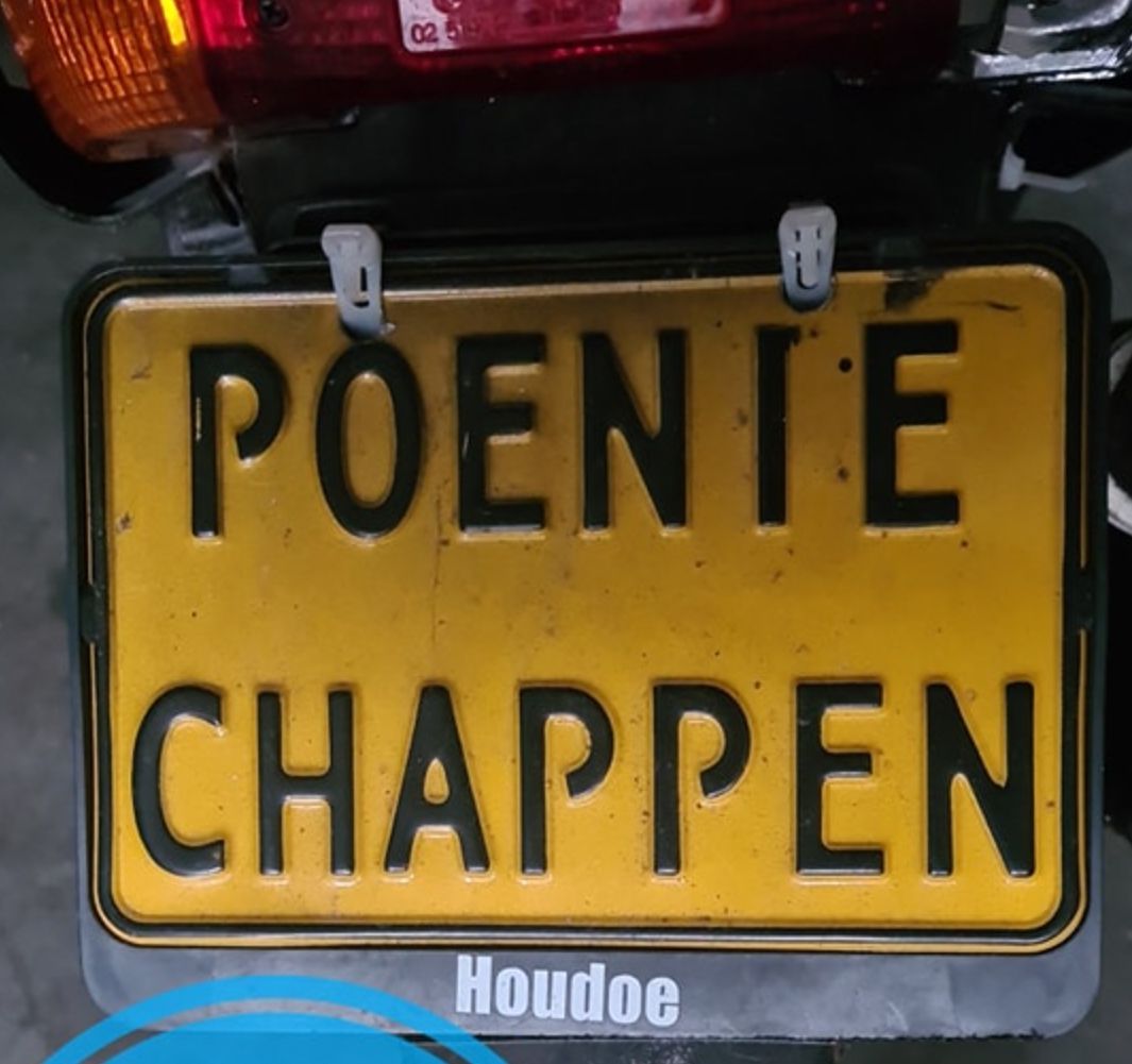 Scooterrijder in Waalwijk valt op met bijzonder kenteken: "Poenie ...