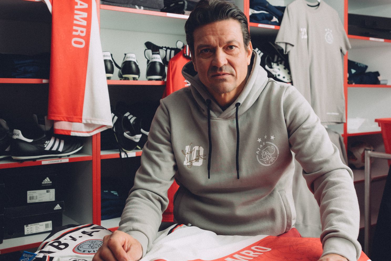 Ajax eert 'Finse grootmeester' Litmanen met gloednieuwe kledingcollectie