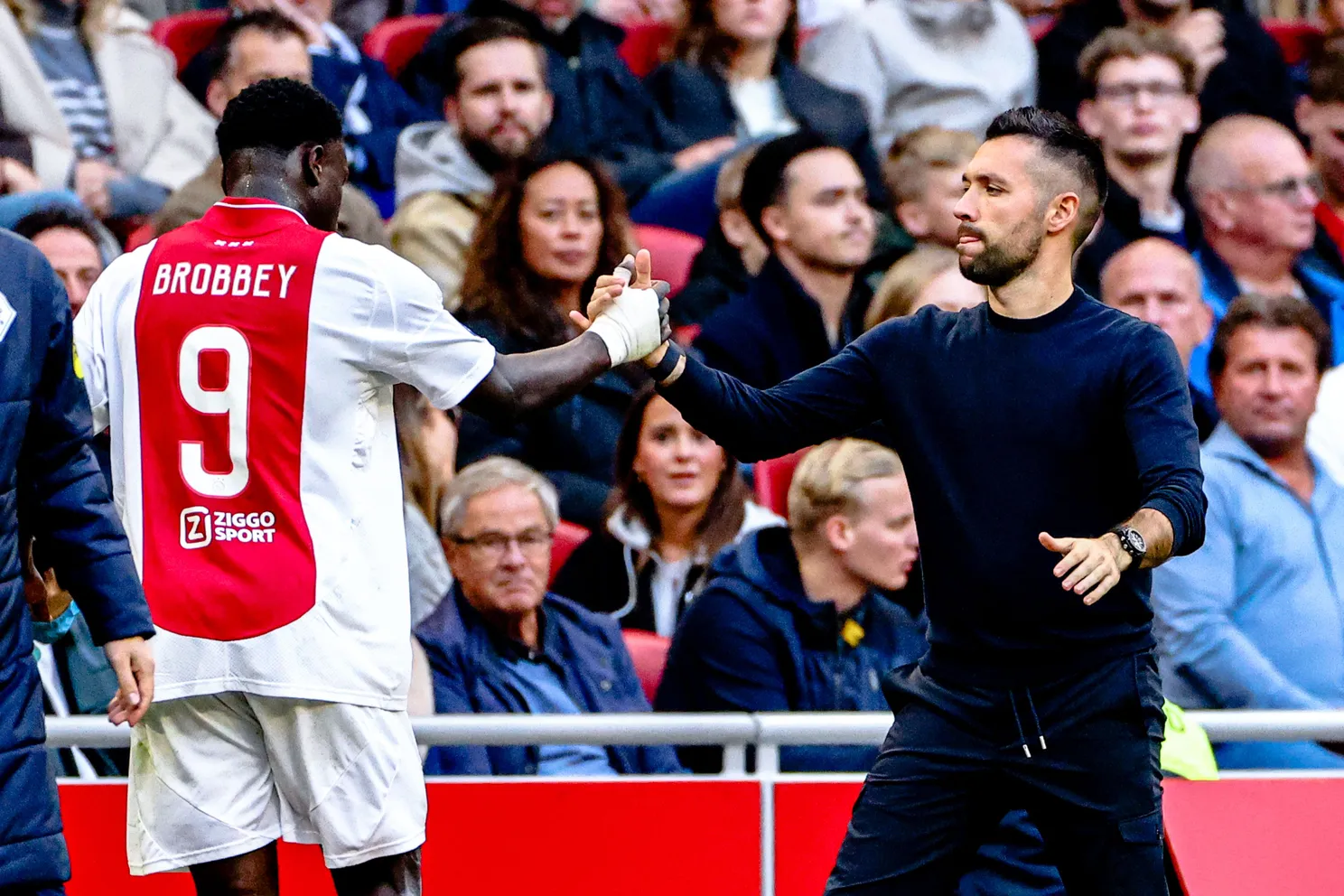'Brobbey stapt over van zaakwaarnemer; Ajax-spits ruilt Fortes ...