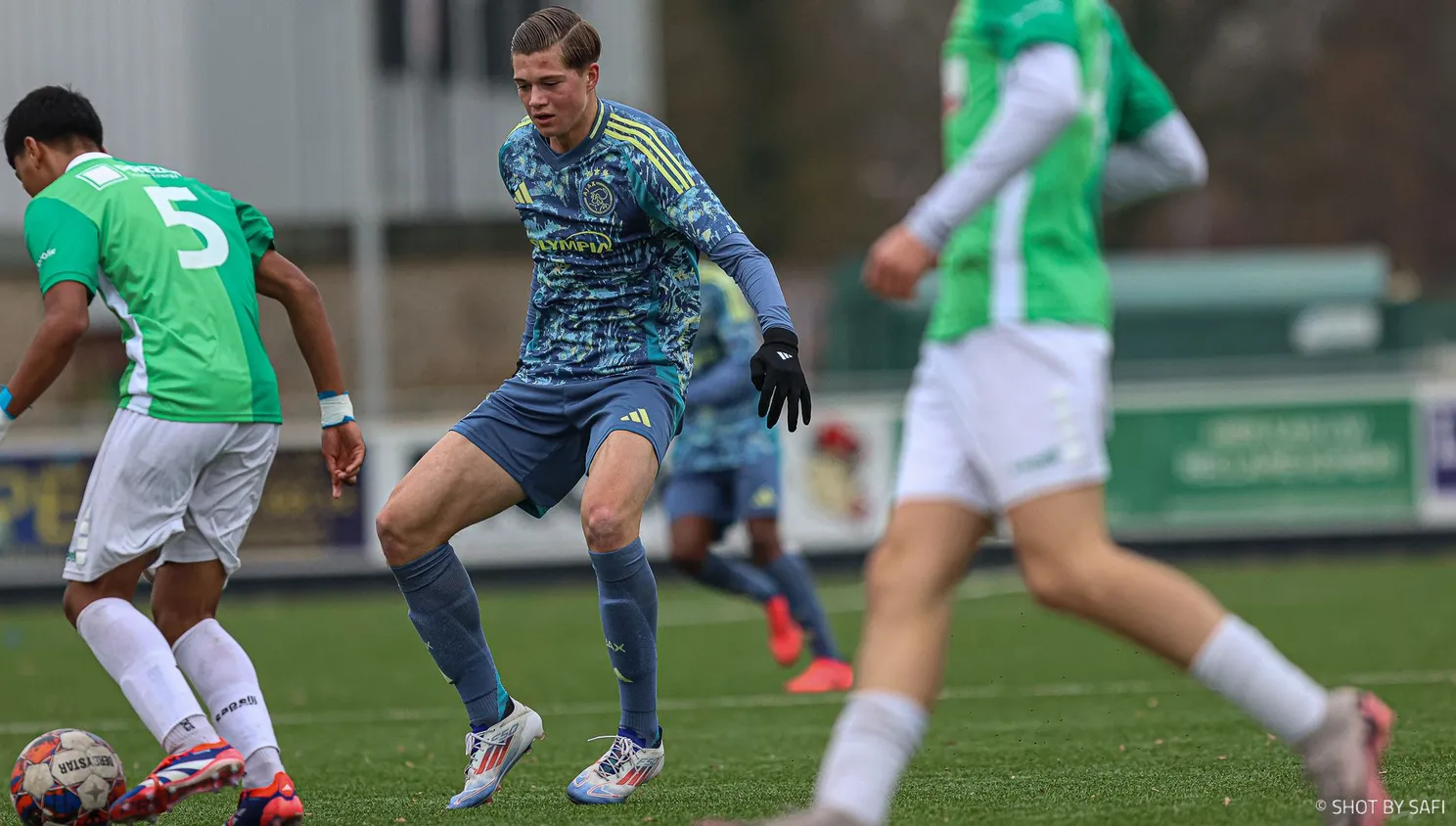 Bousnane en De Baat blinken uit bij Ajax O16 en leiden hun team langs ...