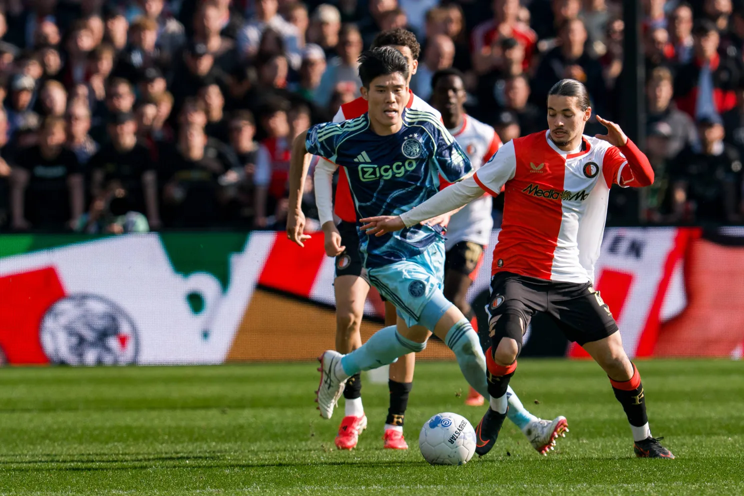 [Update] 'Hele lichte beschading aan hamstring Tomiyasu; Ajax hoopt op ...