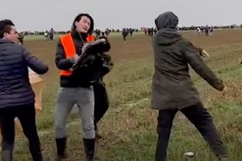 Verslaggever PowNed krijgt klappen van Antifa