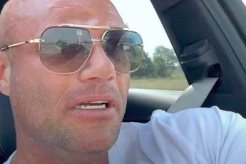 Alex Soze rijdt vol gas een Albert Heijn binnen