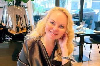 Lesley-Ann Poppe toont haar achterste in het water: "Strak kontje!"