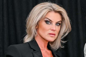 Joyce De Troch trekt haar shirt uit en gaat dan strijken in de tuin