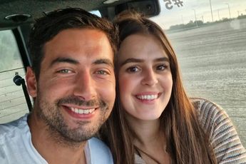 Emi uit 'Boer zkt Vrouw' laat vol in haar boezem kijken op vakantie ...