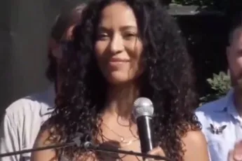 Rapper Sjaak heeft goed uitzicht op bikini Zangeres Maan | VK Magazine