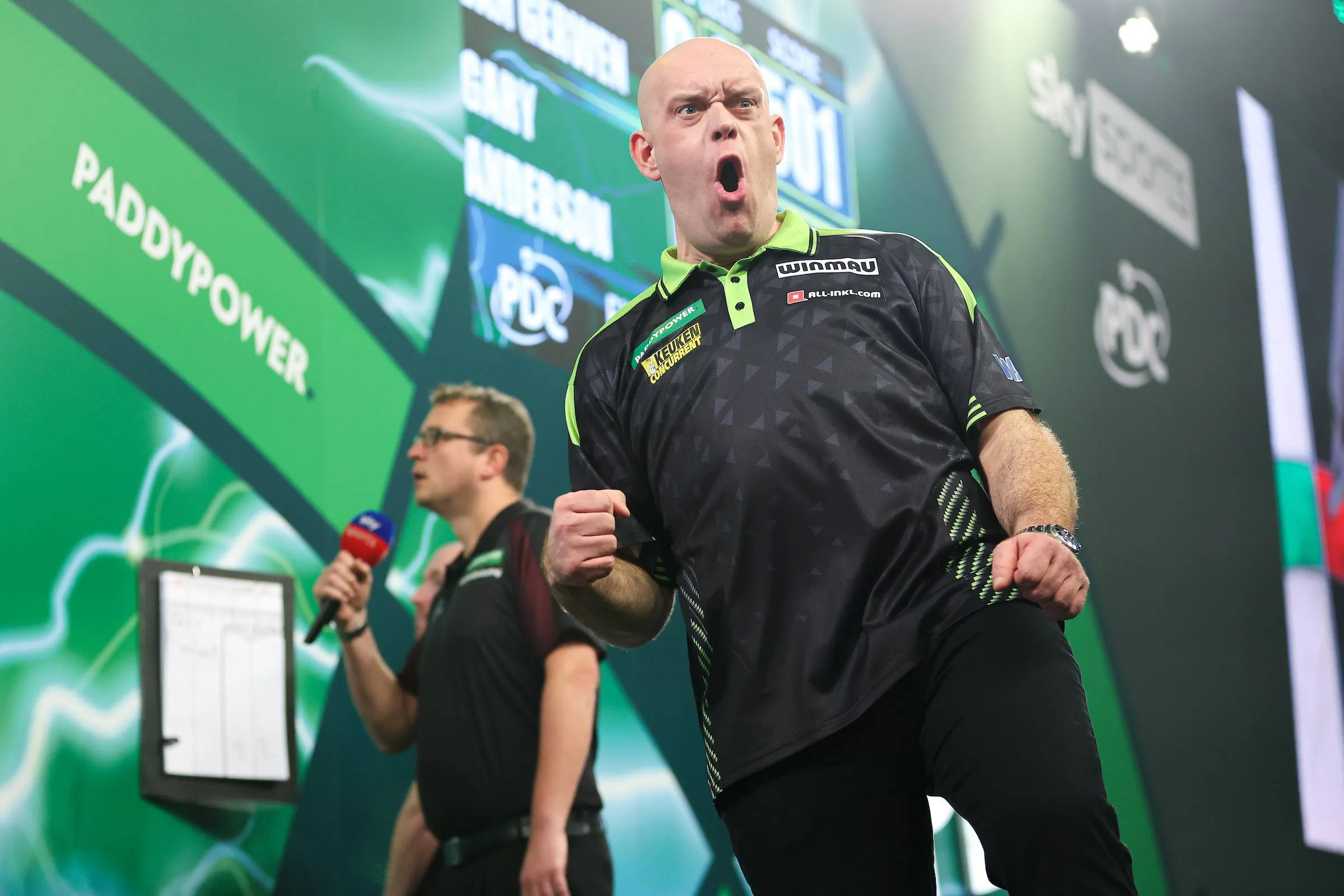 Luke Humphries vernedert Michael van Gerwen met deze trickshot voor de ...