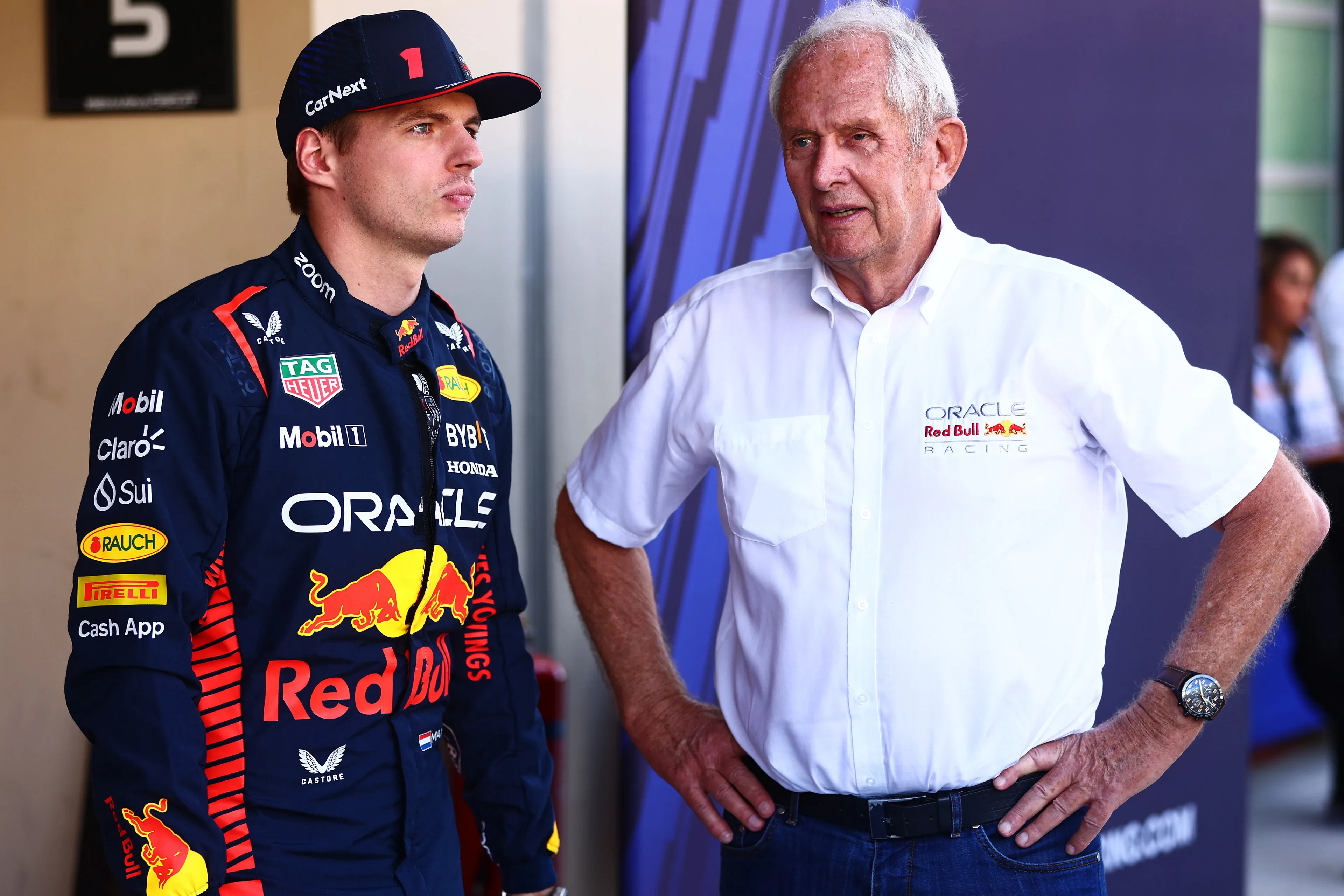 VIDEO: Verstappen luistert naar Ricciardo en vervormt gezicht met 'Sid ...