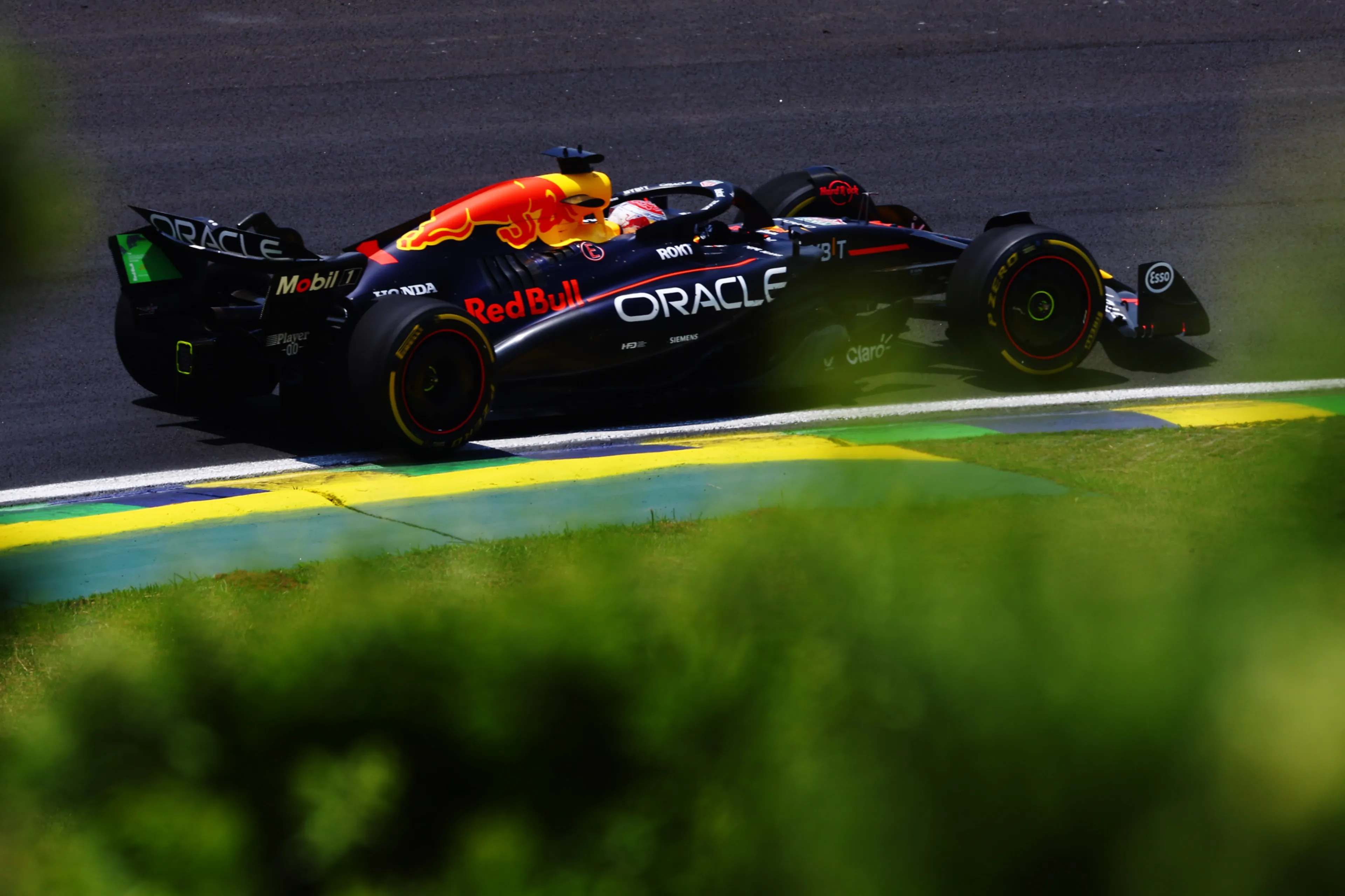 VIDEO: Verstappen luistert naar Ricciardo en vervormt gezicht met 'Sid ...