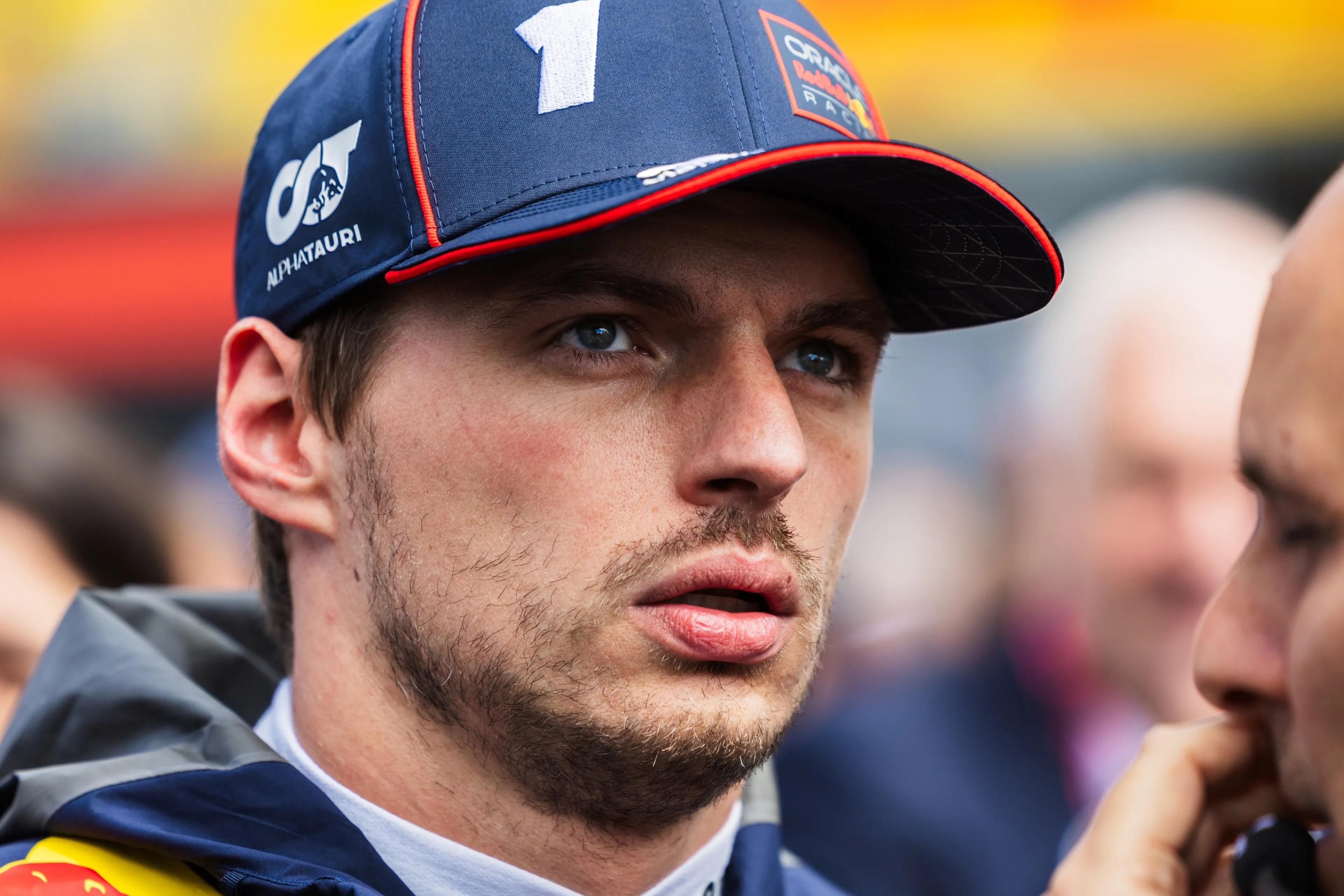 VIDEO: Verstappen luistert naar Ricciardo en vervormt gezicht met 'Sid ...