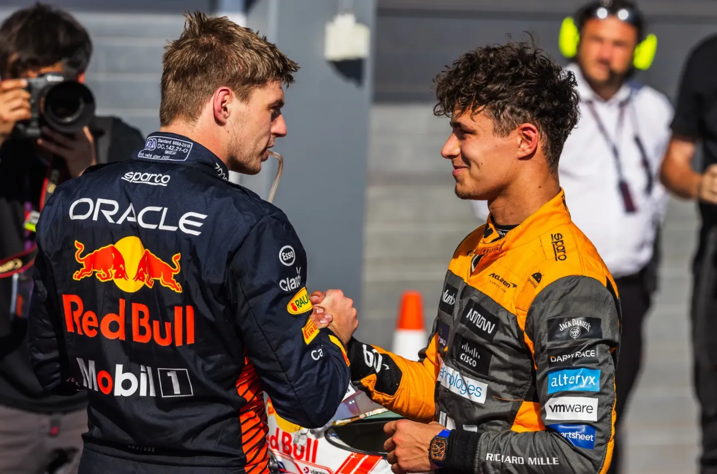 VIDEO: Verstappen luistert naar Ricciardo en vervormt gezicht met 'Sid ...