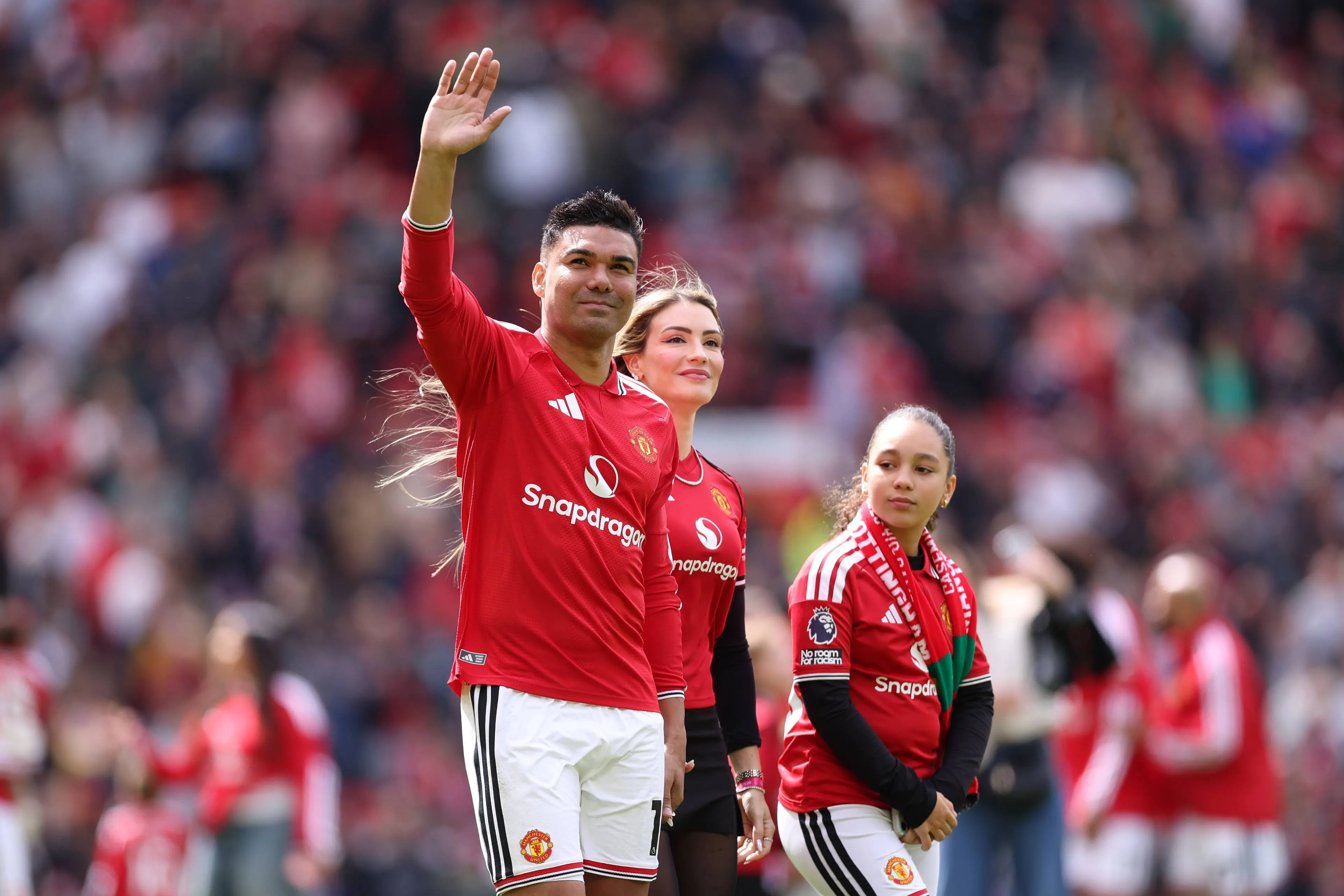 “I see too many crabs in central midfield”: Neville says Elliot ...
