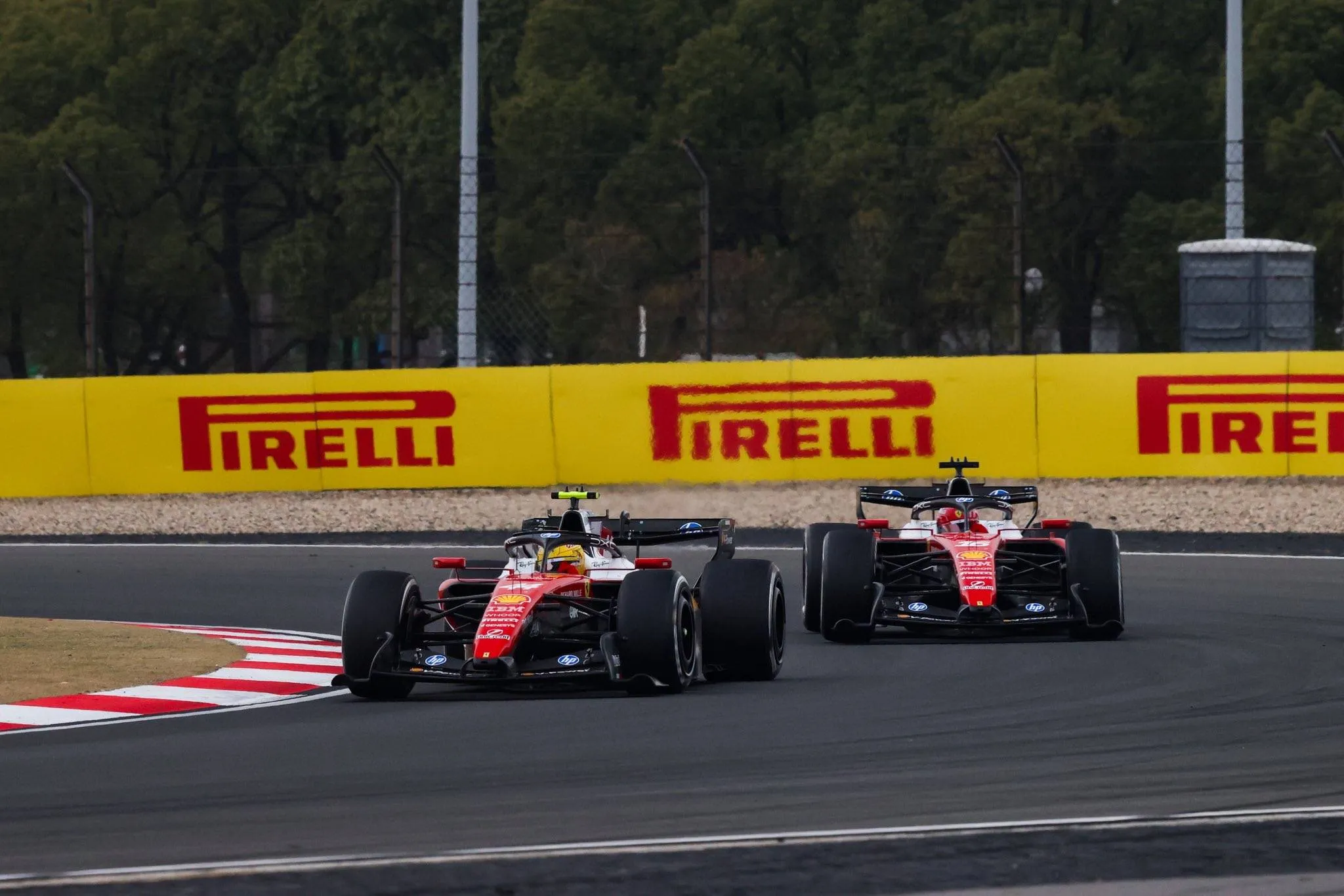 Ferrari, giusto lasciare lottare i piloti a Shanghai?