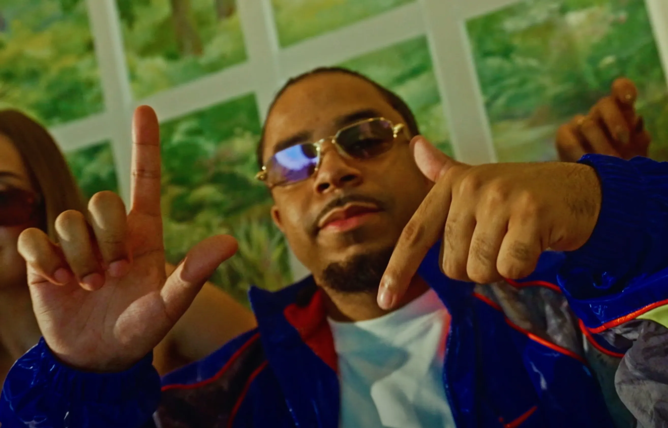 Teemong nodigt Yung Felix en GP uit G uit naar Woensel voor enerverende videoclip ‘Kappersstoel ...