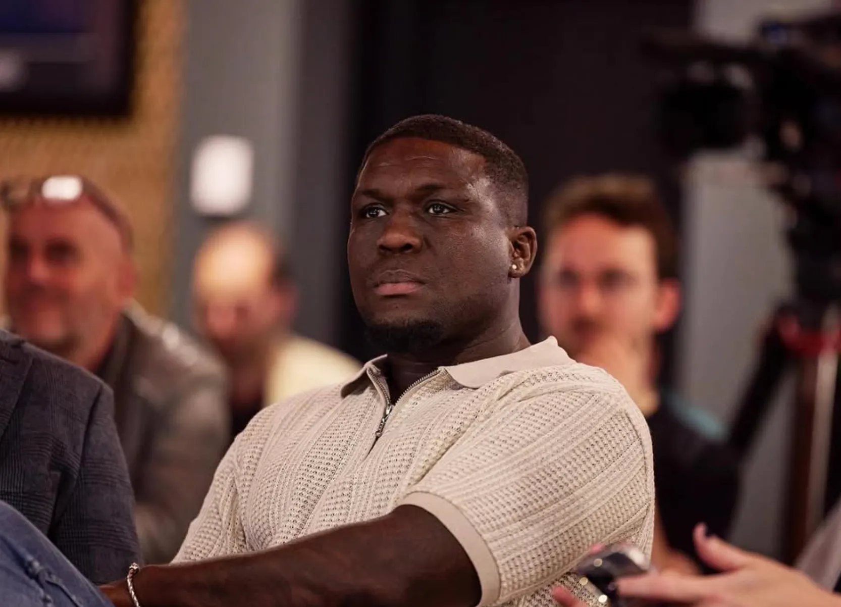 Cor onthult dat op het moment dat we zijn nieuwe album luisteren hij ...