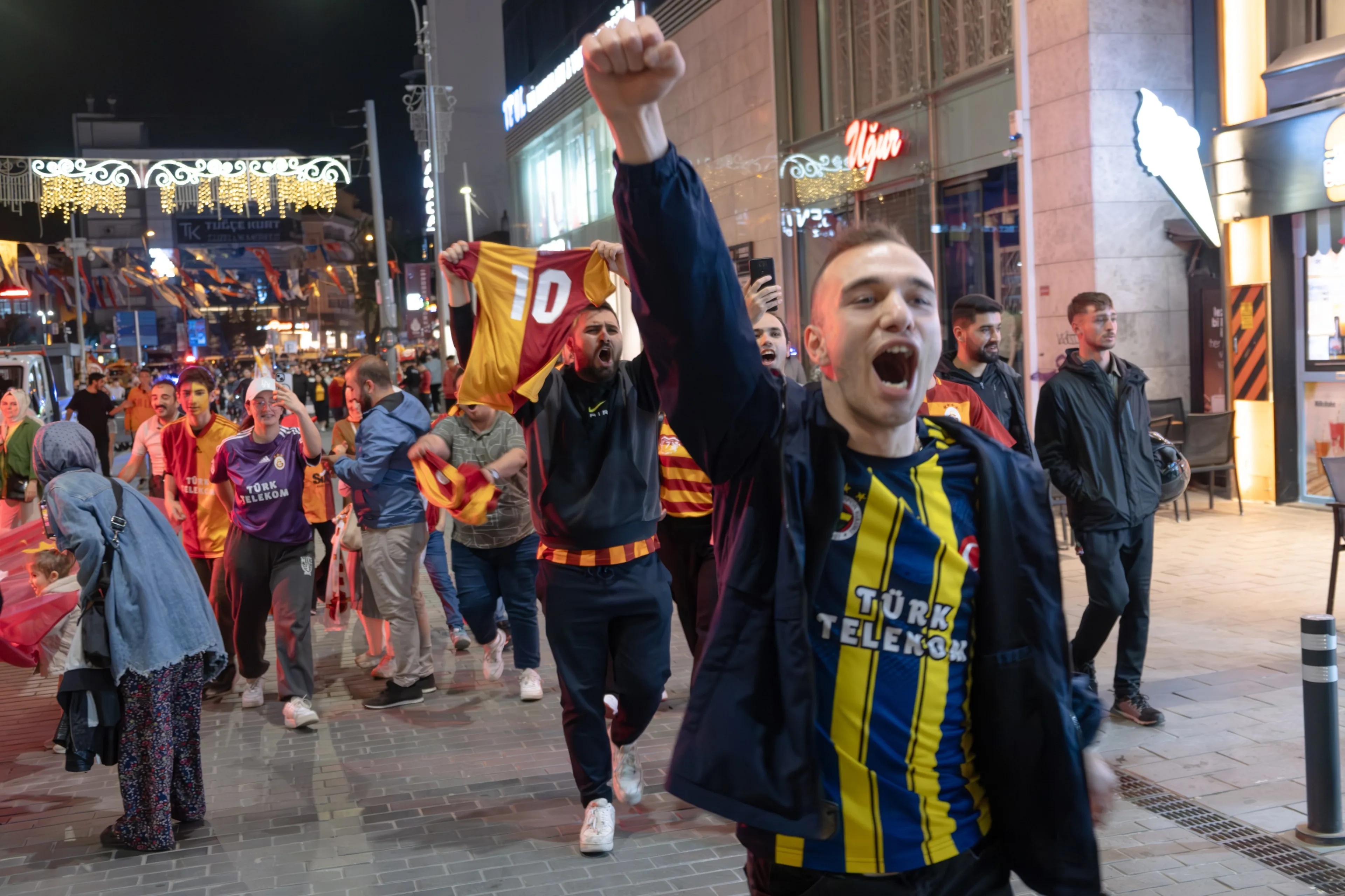 Na honderden scheidsrechters schorst Turkse voetbalbond nu ook meer dan ...