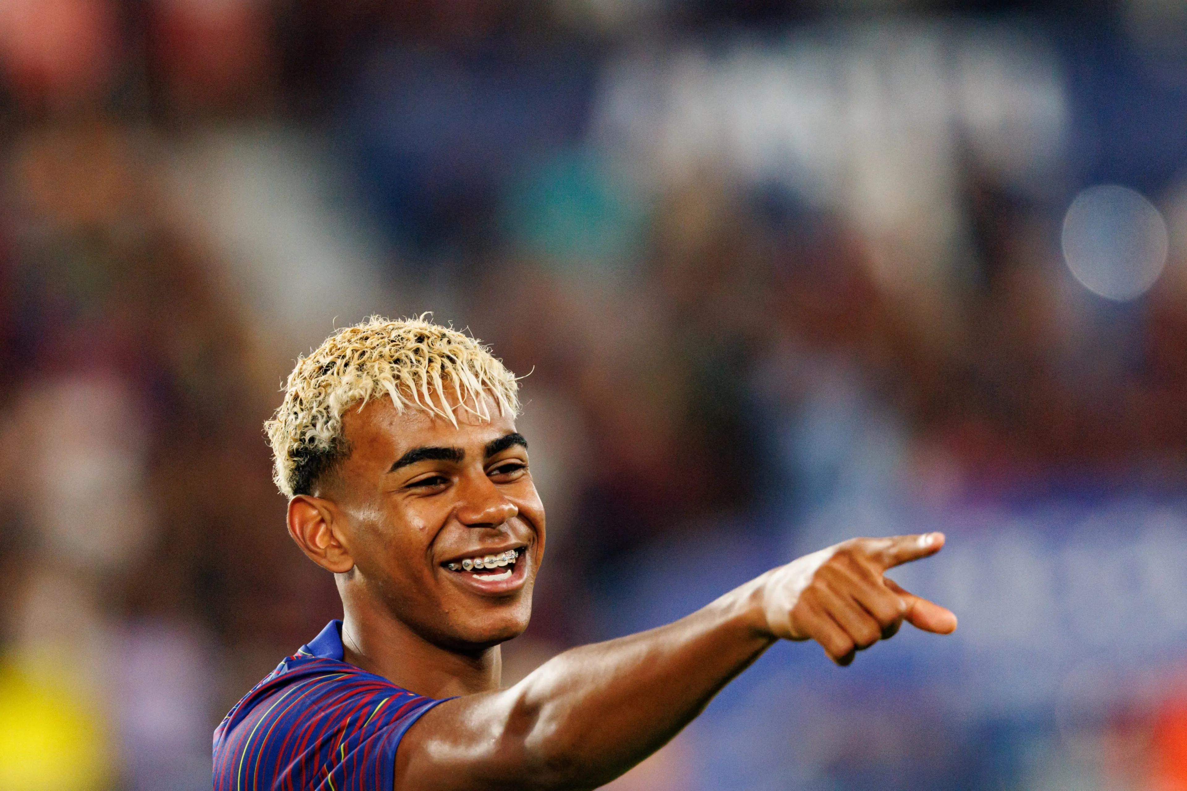 Israëlische Barça-fans verbranden shirt Lamine Yamal na zwaaien ...