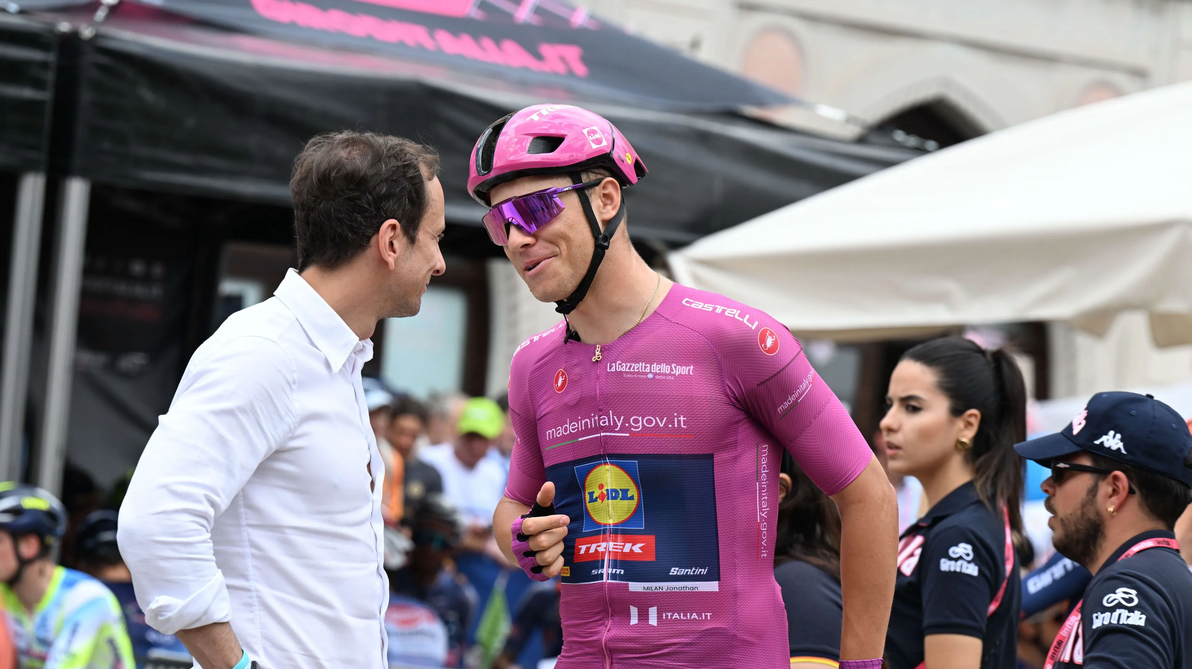 🎥 Jonathan Milan maakt meteen werk van tussenklassement in Giro d'Italia